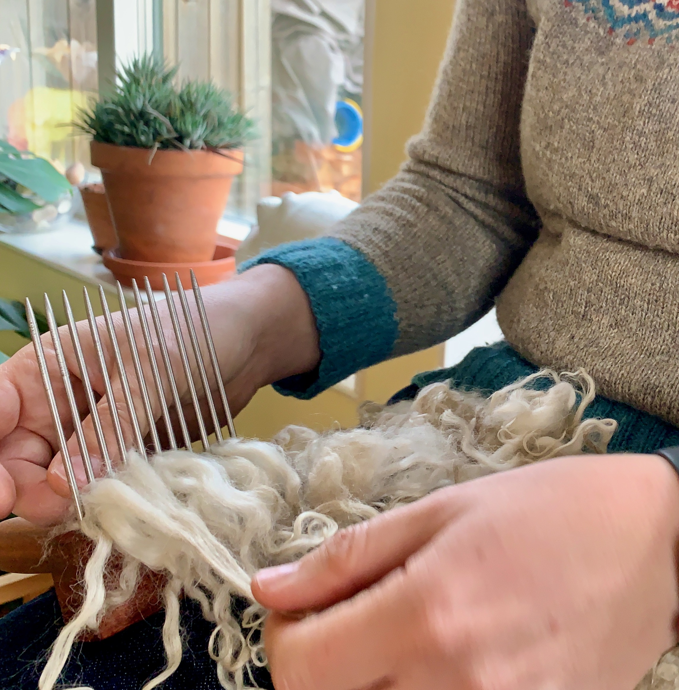 Combing different fiber lengths - Josefin Waltin spinner