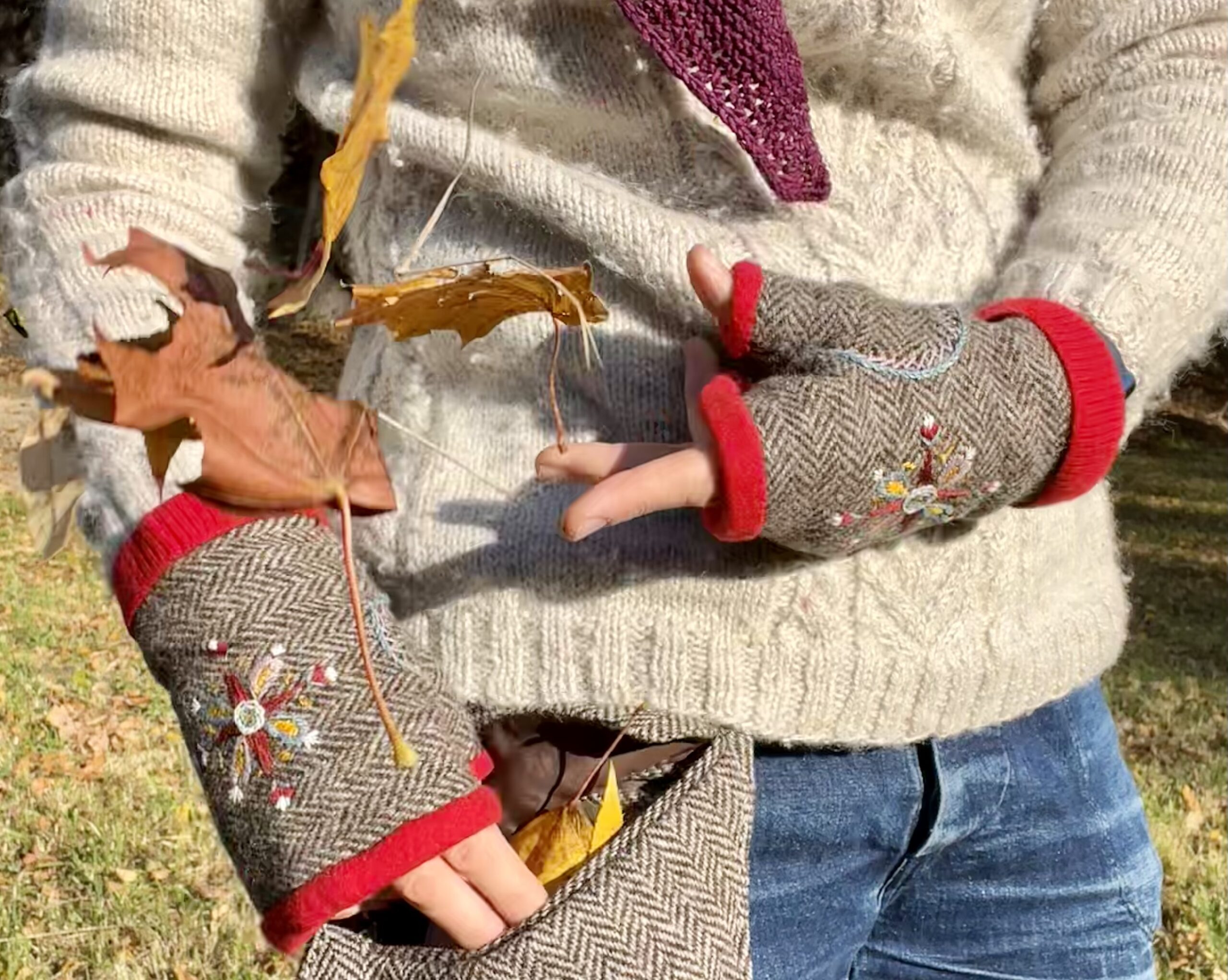 Embroidered tweed mittens - Josefin Waltin spinner